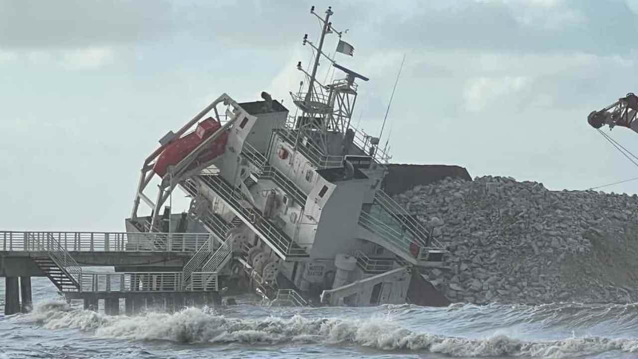 Marina di Massa: continuano le operazioni di svuotamento della Guang ...