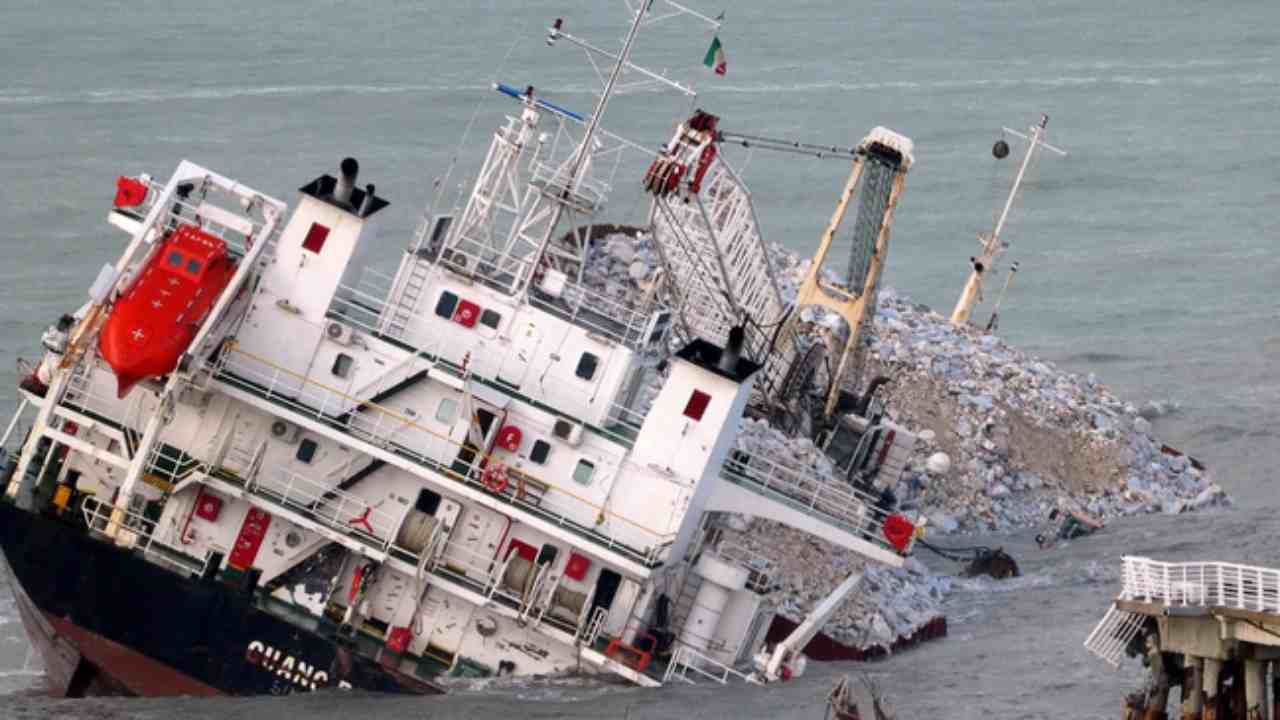 Guang Rong, a breve la rimozione del relitto ma cresce l'allarme per i ...